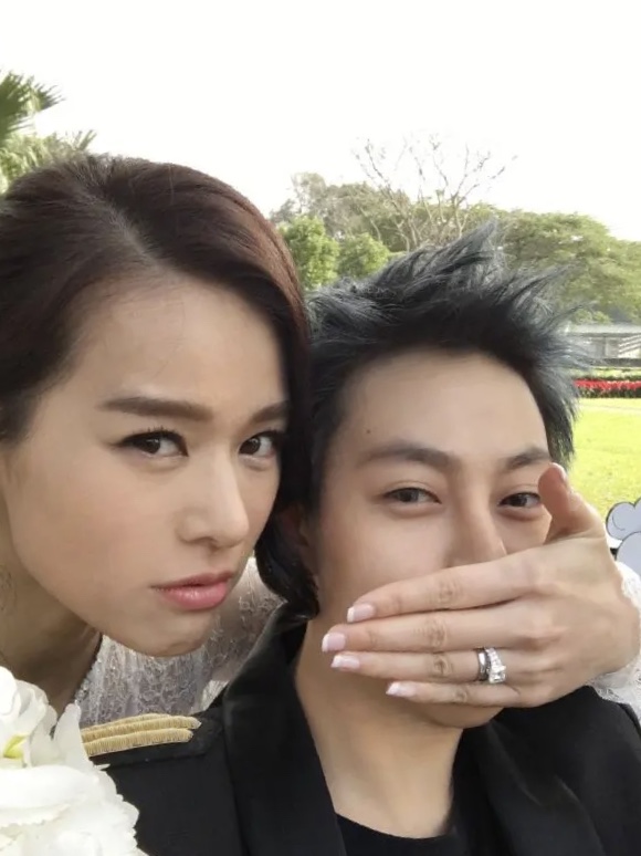 Gillian was kissed on the cheek by the same sex in public, and her friend looked handsome and ...