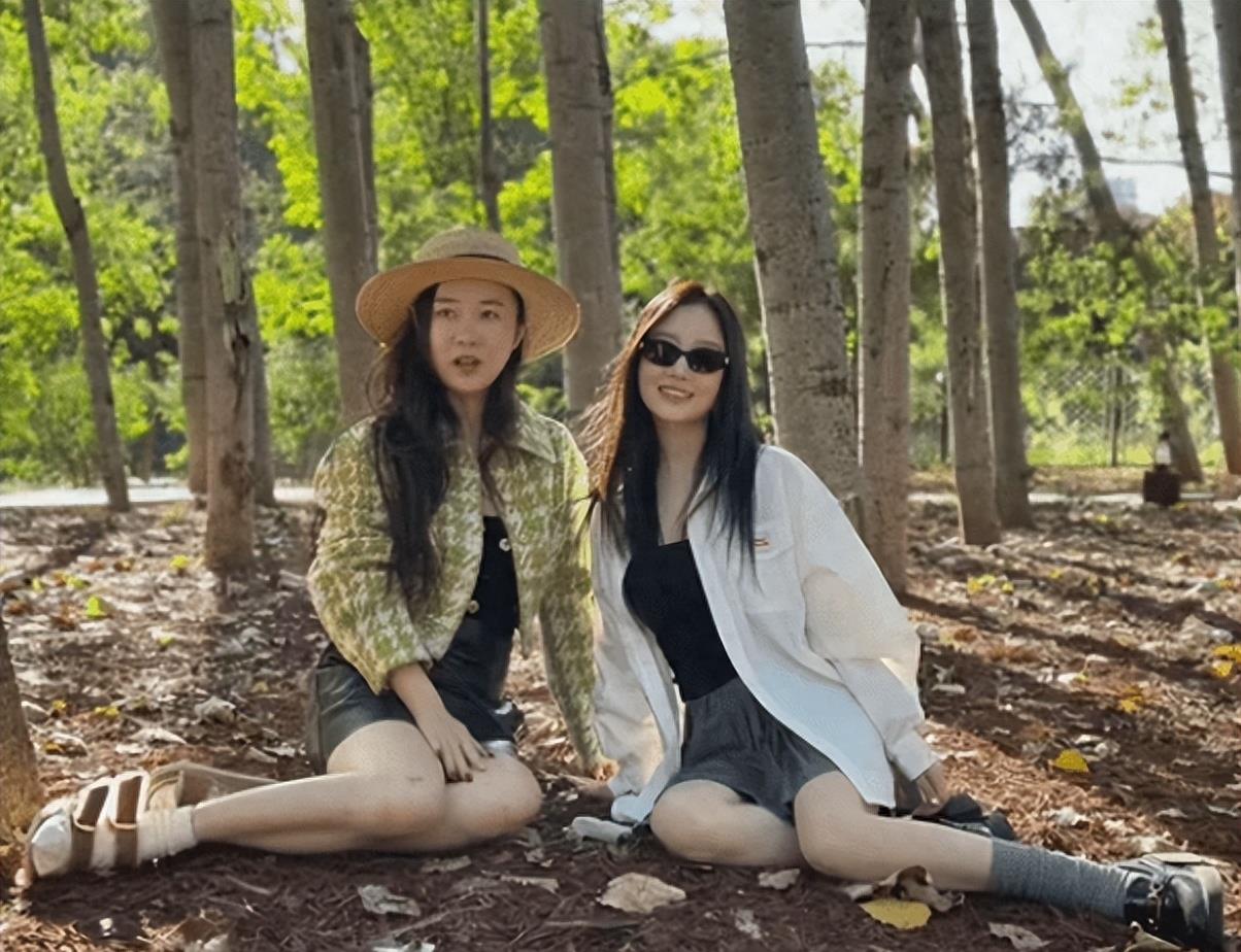 "Lovely sister group! Huo Siyan and Li Xiaolu are full of charm!" - iMedia