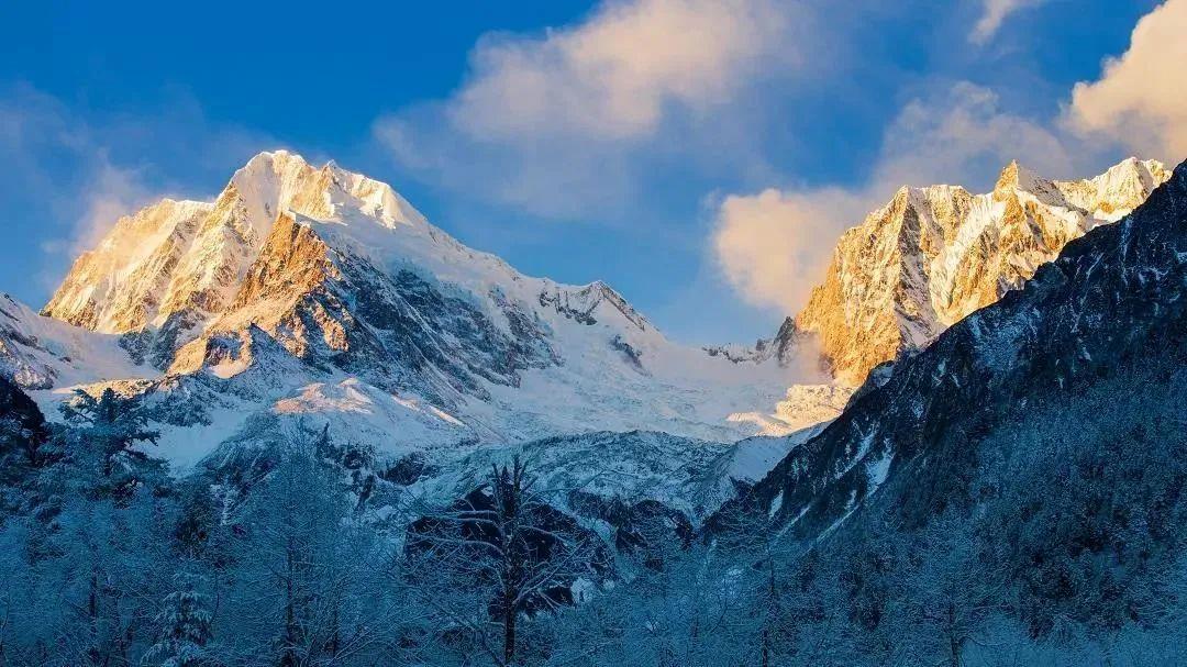 Soak in natural hot springs under the snowy mountains!Enjoy the scenery ...