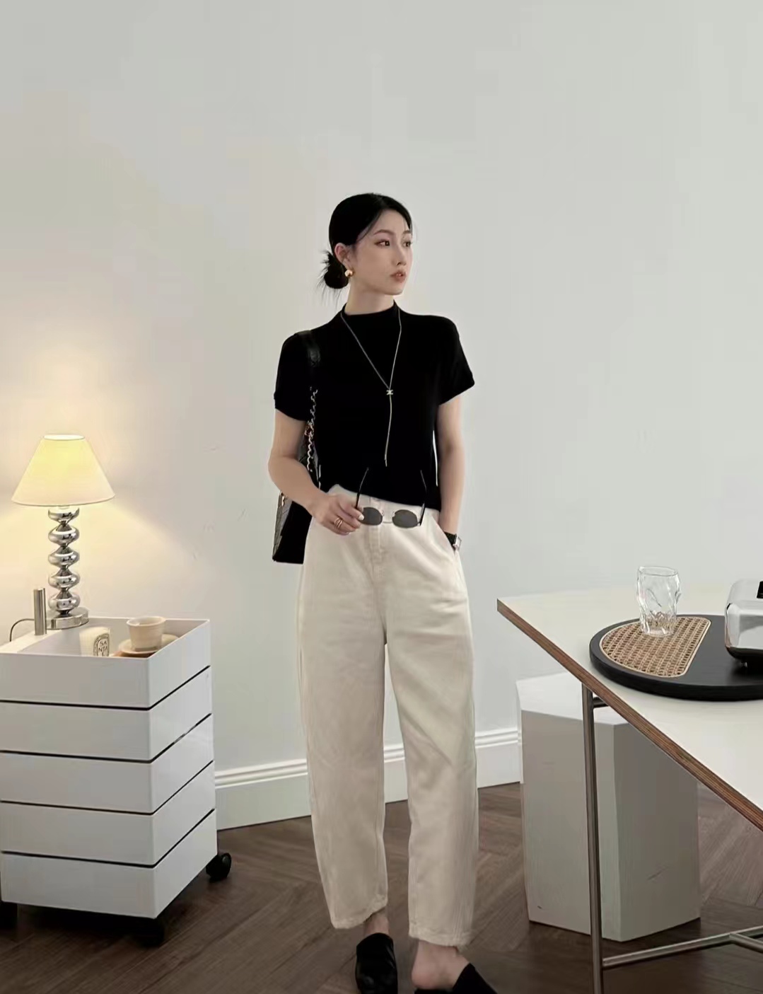 How to wear the basic "black T-shirt" with a sense of fashion - iNEWS