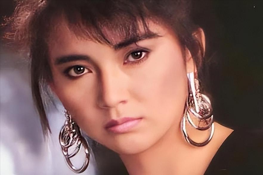 "Overlord Flower" Hu Huizhong: The boss of the gangster died for her, and the current husband ...