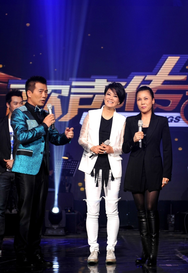 An intimate group photo of Huang Jianxiang and his friend Tian Zhen ...