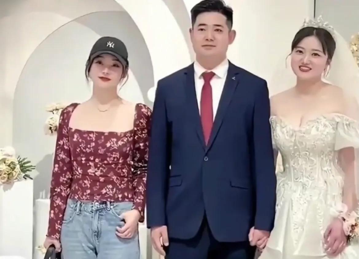 Yuan Shanshan went home to attend her younger brother's wedding. She ...