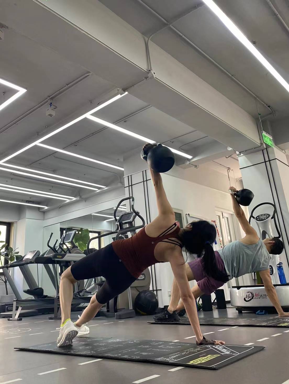 Yao Chen's gym exercise photos are enviable. The standard muscle lines ...