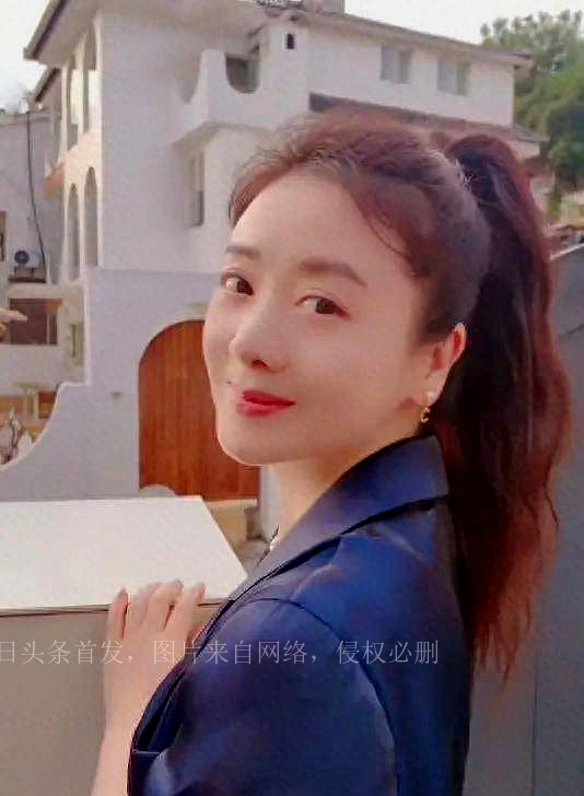 43-year-old Li Lin updates her status: Once the vacation photos come ...