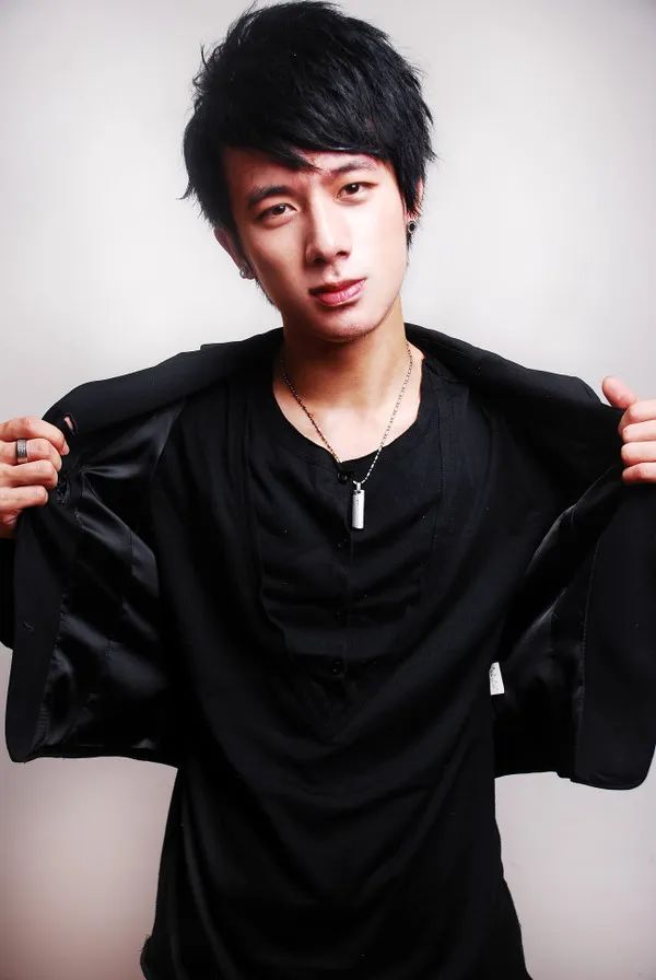 Singer Li Minglin posted a video of his pregnant wife rubbing the edge ...