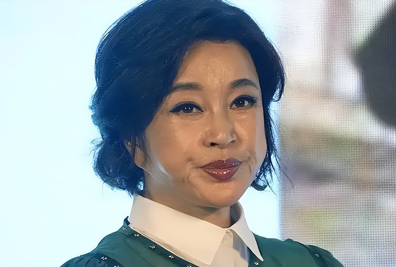 70-year-old Liu Xiaoqing played the role of a girl again. In the play ...