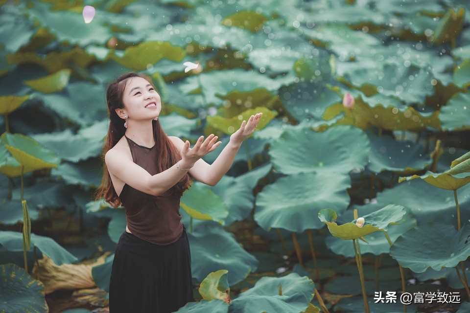 Taking pictures in popular scenic spots, how to pose for high ...