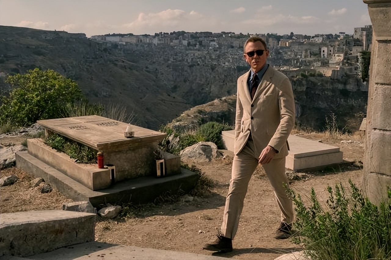 The classic style and charm of the James Bond films - iMedia