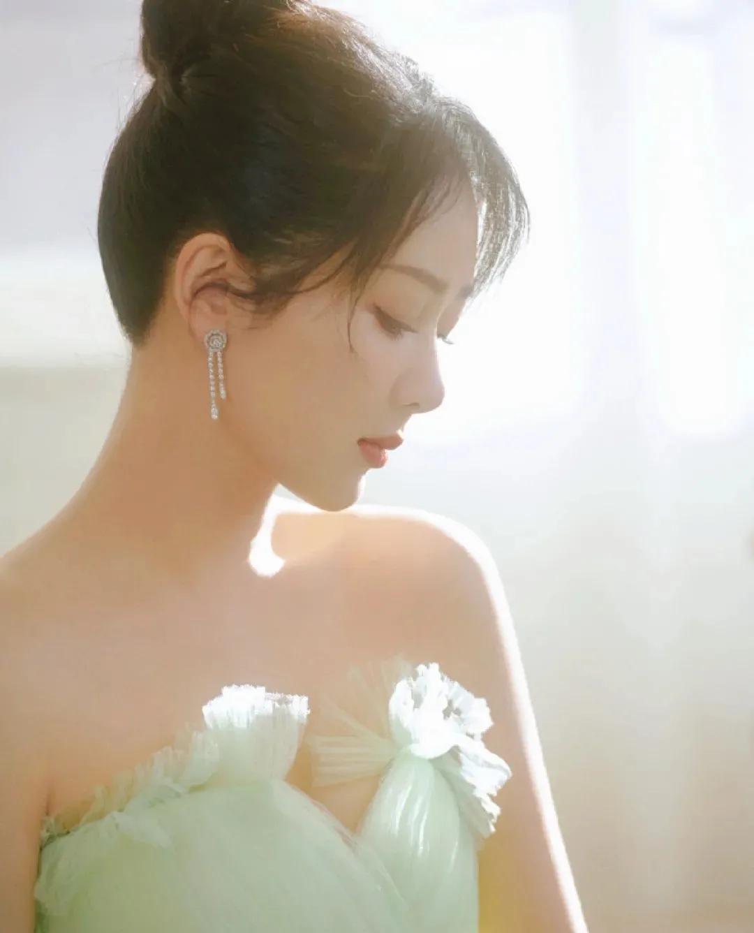 Treasure girl Yang Zi. - iMedia