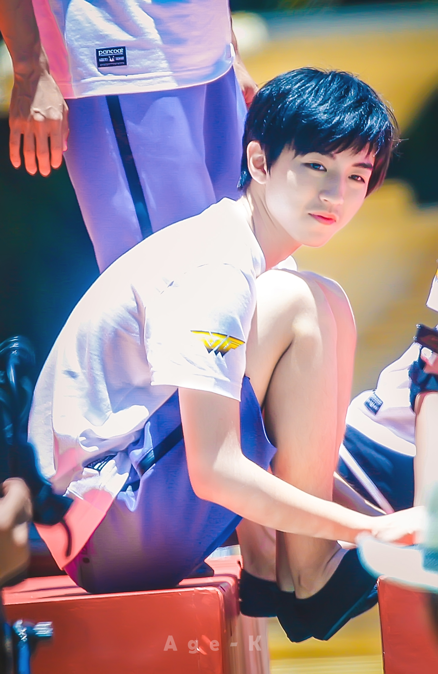 Wang Junkai, handsome man with long legs - iNEWS