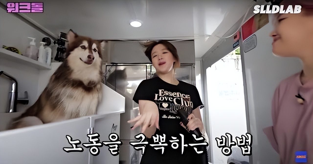 Shu Hua took a selfie in a super low-cut lace top! If the scale is too ...