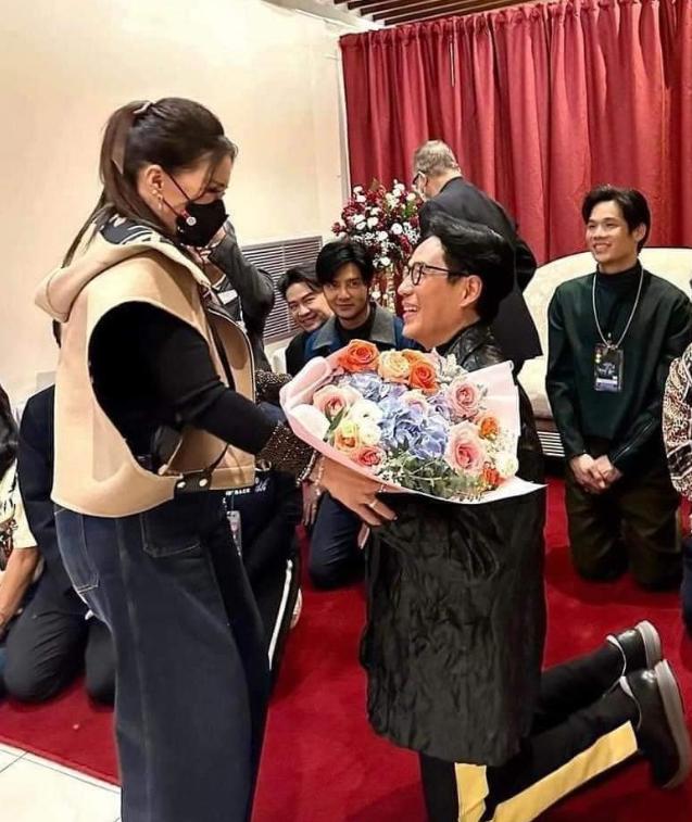 Sutida succeeded in chasing the star "Uncle Bird"!Dedicate flowers to ...