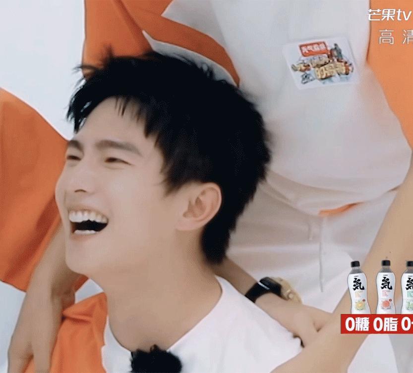 Yang Yang's new drama is finished, with a cake face and a very happy ...