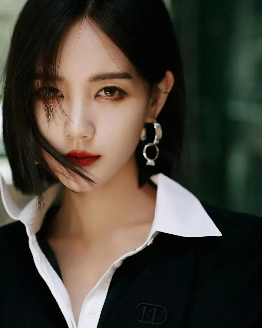 Li Yitong took off his shoes and bare feet on the plane, causing ...