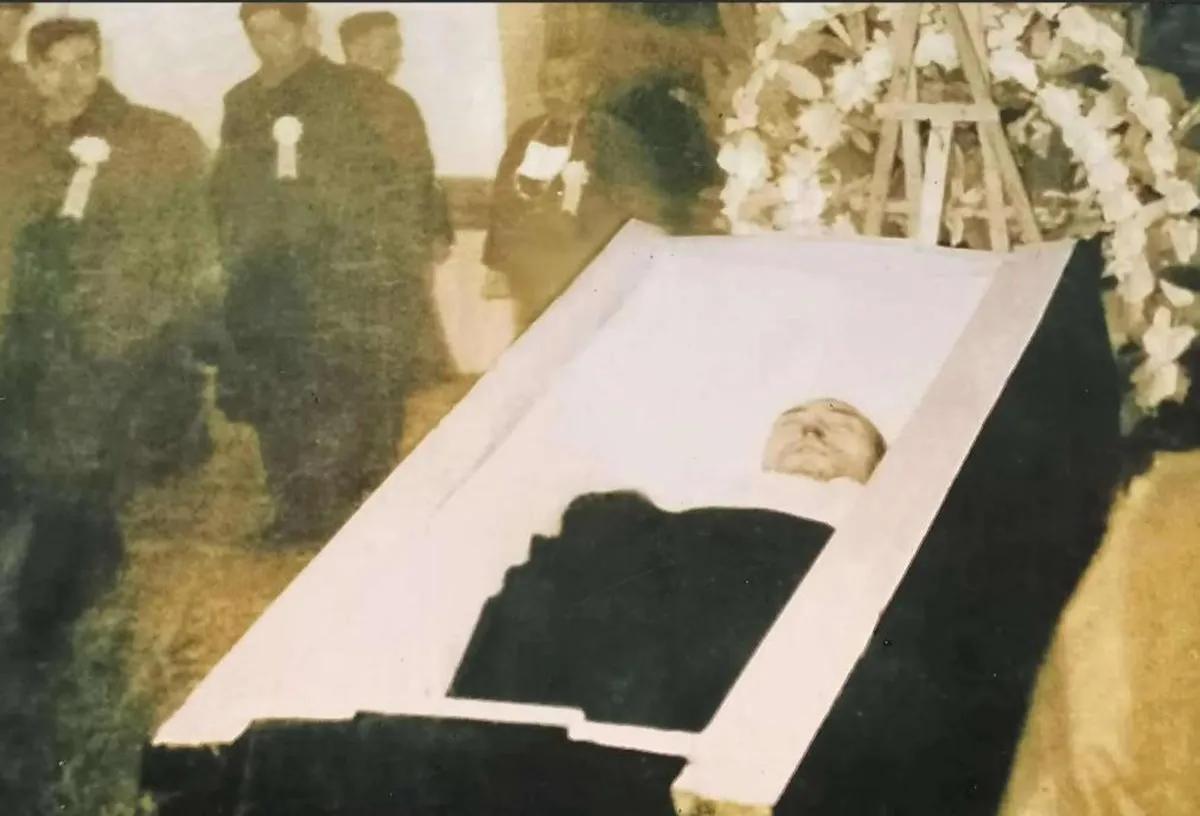 In 1957, at the scene of Yang Jingyu's encoffining, the body was made ...