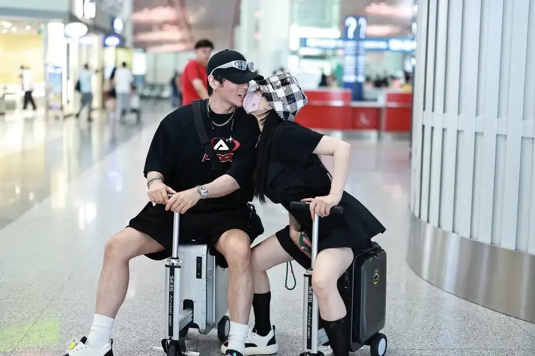 Christy Chung and Zhang Lunshuo show off their love at the airport ...
