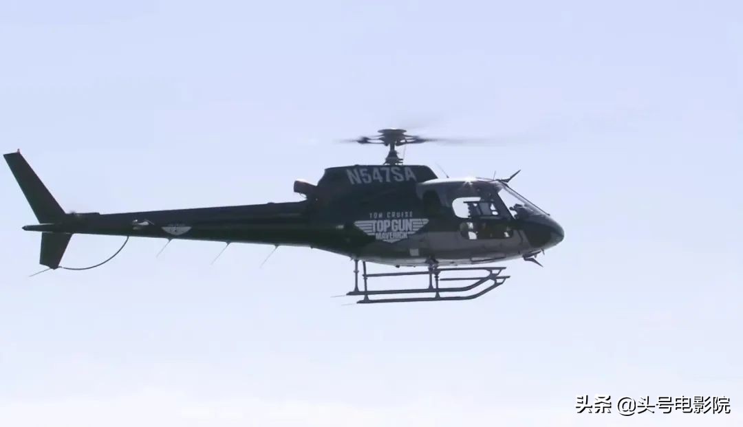 The premiere of "Top Gun 2" Tom Cruise arrives in a helicopter!'Iceman ...