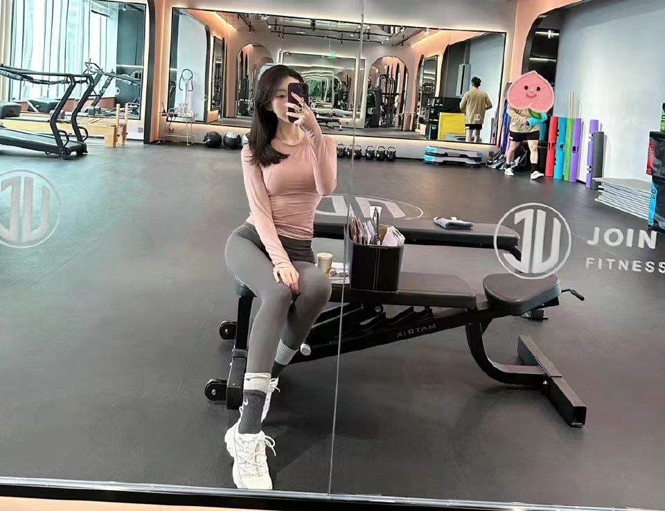 Zhang Zhenlin's girlfriend posts fitness photos! Wearing fitness clothes to show a proud figure ...