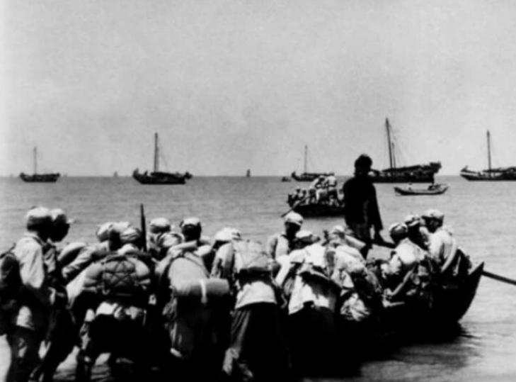 In the Battle of Hainan Island in 1950, Han Xianchu advocated fighting ...