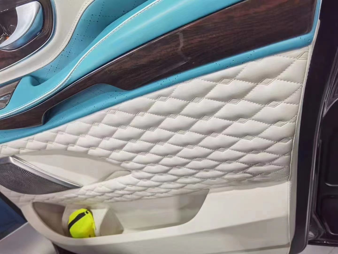 The 6 most famous colors in the world - Tiffany blue (car interior) - iNEWS