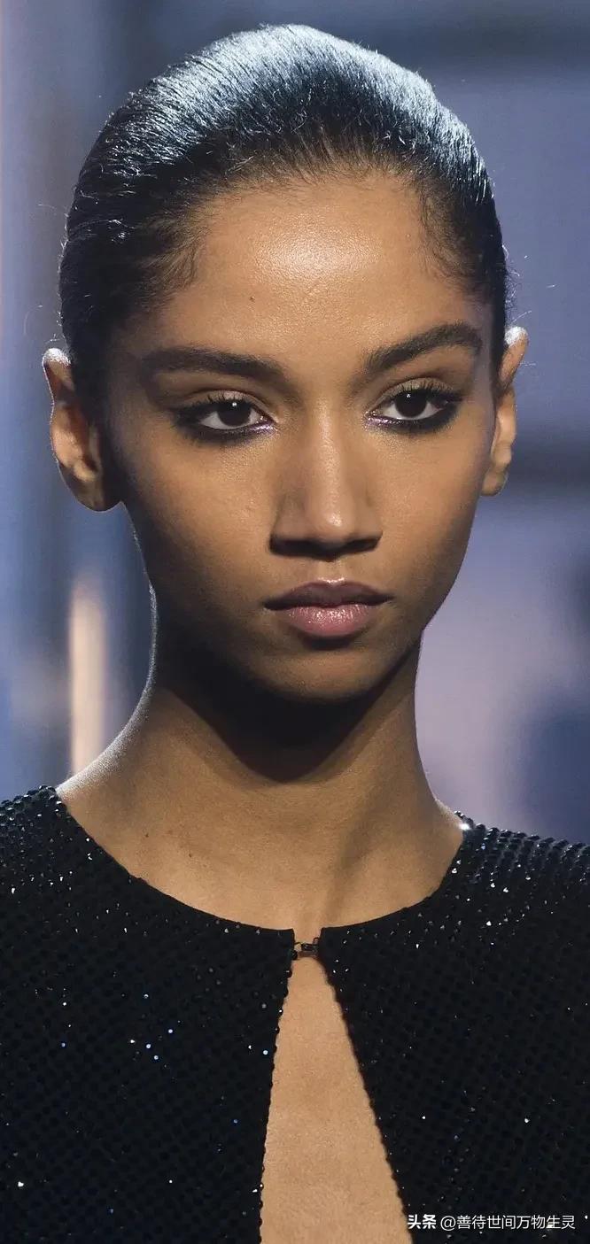 Victoria's Secret supermodel Aiden Curtis - iNEWS