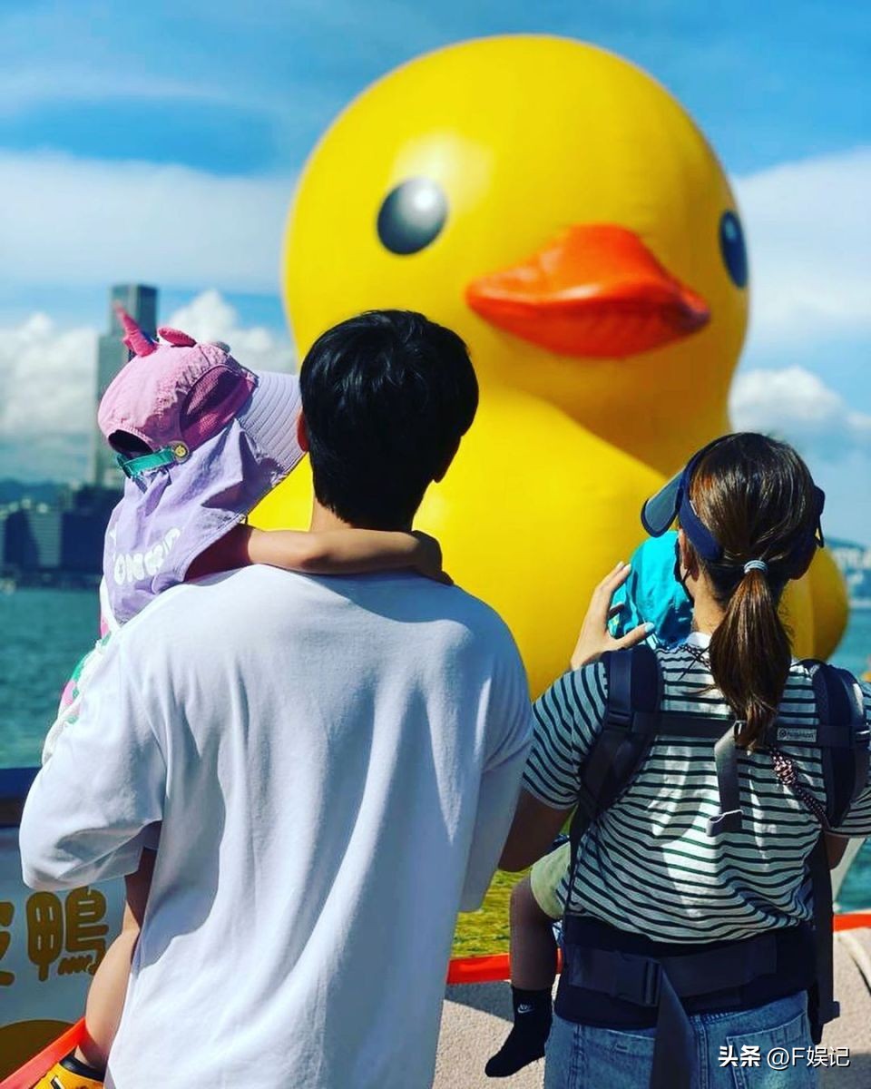 Luo Zhongqian and Yang Yi watch the big yellow duck in the open air for ...