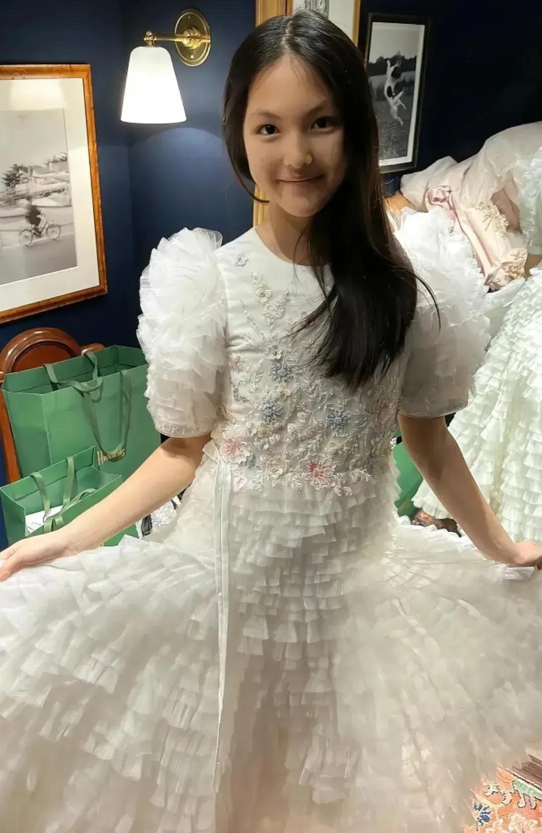 Wang Shiling released a new photo: a dynamic girl showing the beauty of ...