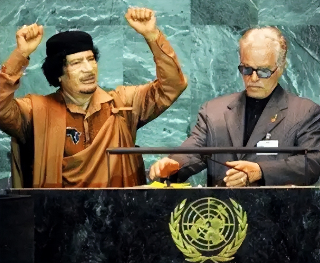 Gaddafi before his death: slapped in the face by spit - iNEWS