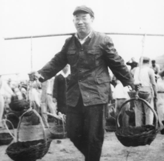 When Xu Guangda passed away in 1969, his son intentionally put the urn ...