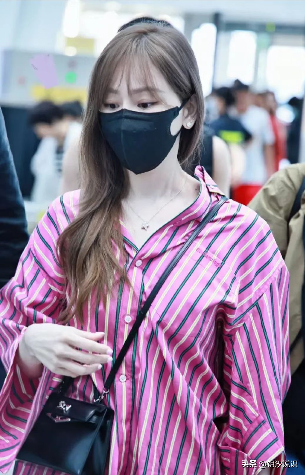 Known as the "angel", Wang Xinling wears a large-size striped shirt ...