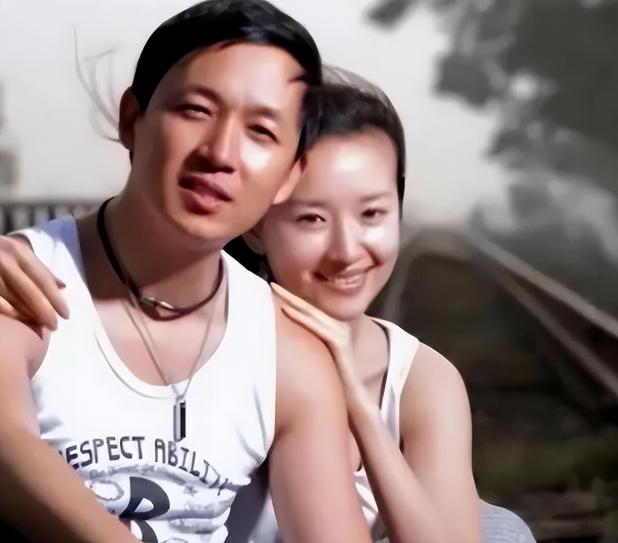Pan Yueming and his girlfriend have dinner together, watching the whole ...