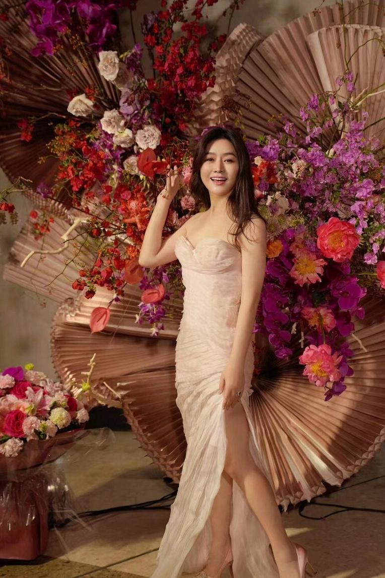 A recent photo of 47-year-old Hairong Tian, chasing Lu Yi for 4 years without success, the ...