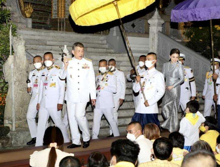 44-year-old Suthida appeared at the Temple of the Emerald Buddha ...