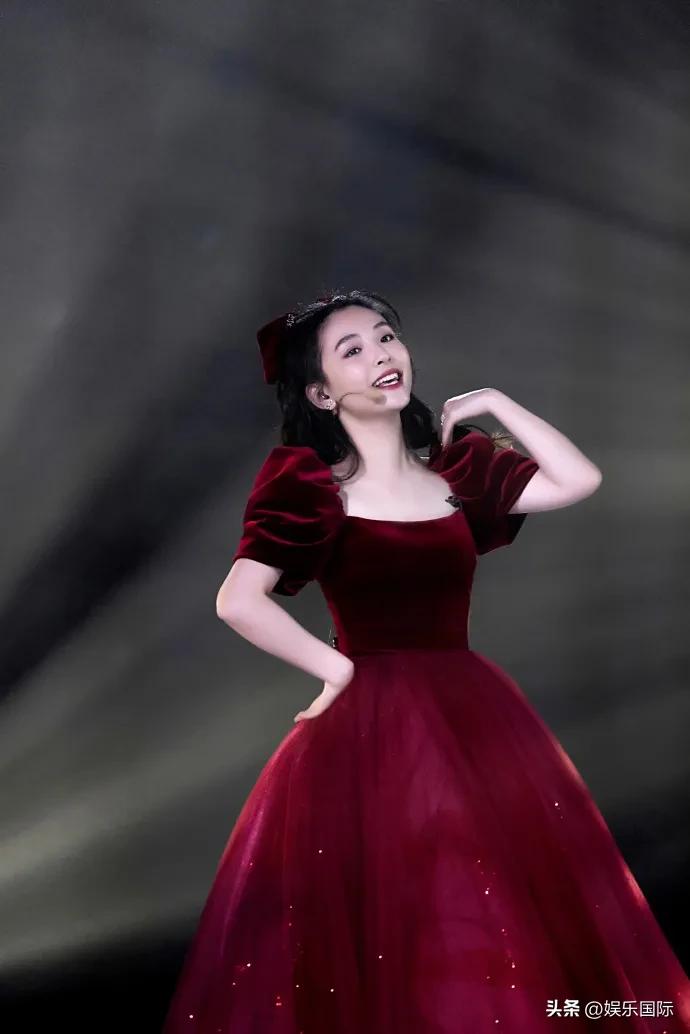 Wu Qian incarnates as a fugitive princess in a red dress with a ...