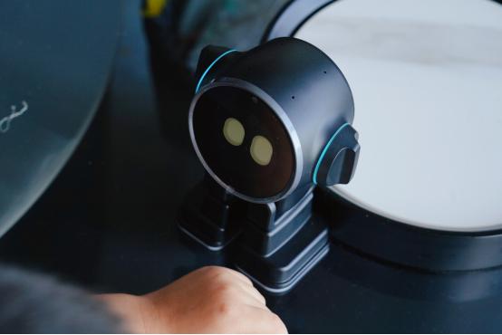 Optimistic desktop robot, cute, cute and full of fun, all-round little ...