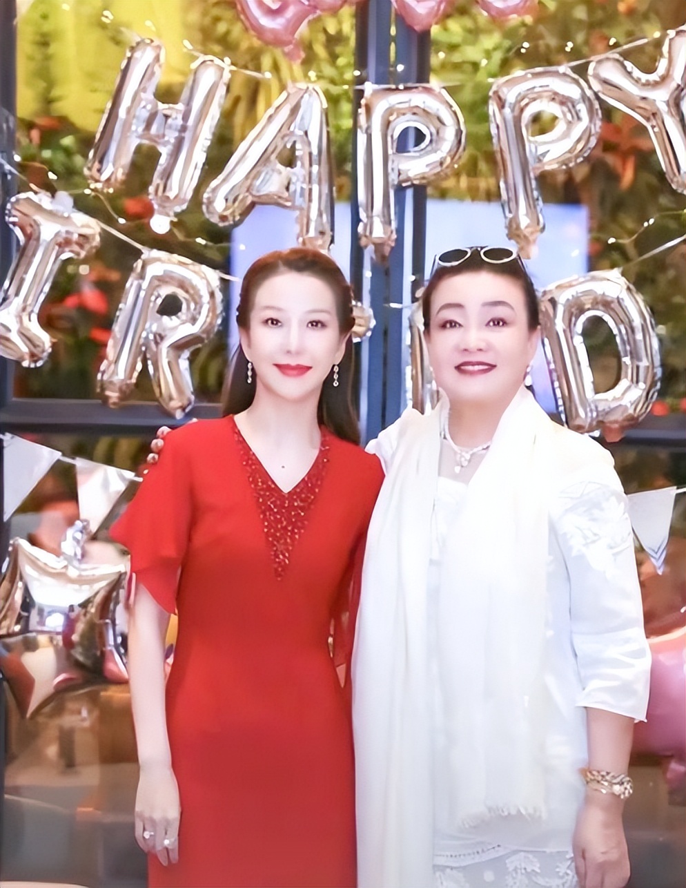 Qi Qin appeared at the reception and was so thin and old that he was ...