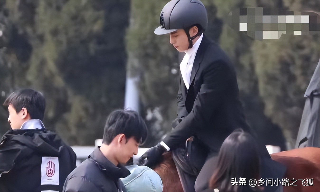 Wang Hedi "Based on Love" riding a horse, Reuters' boss looks cute with blowing horse ears - iMedia