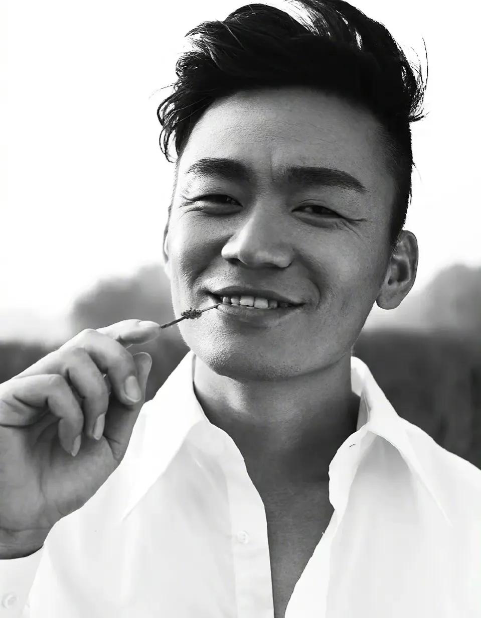 It is reported on the Internet that Song Zhe was released from prison ...