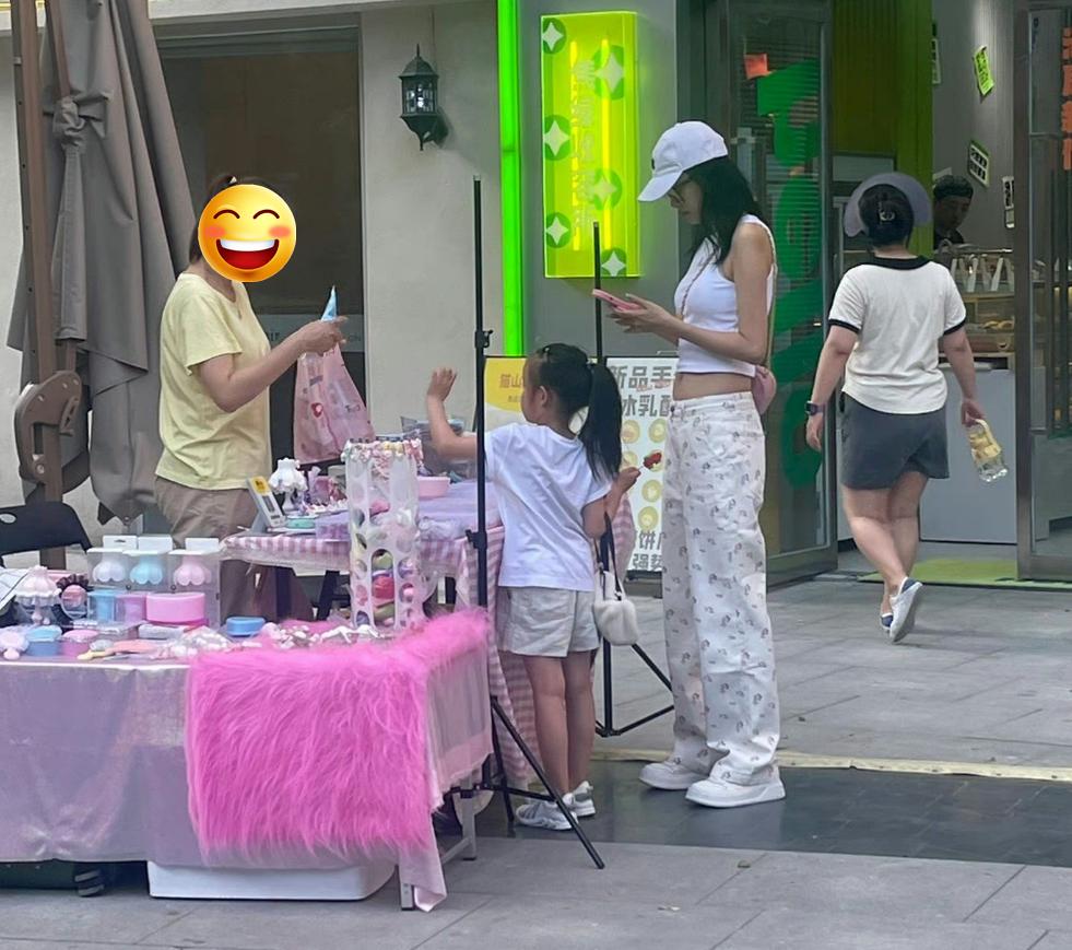 Sun Yi wears a umbilical dress and takes her baby shopping. Her 6-year ...