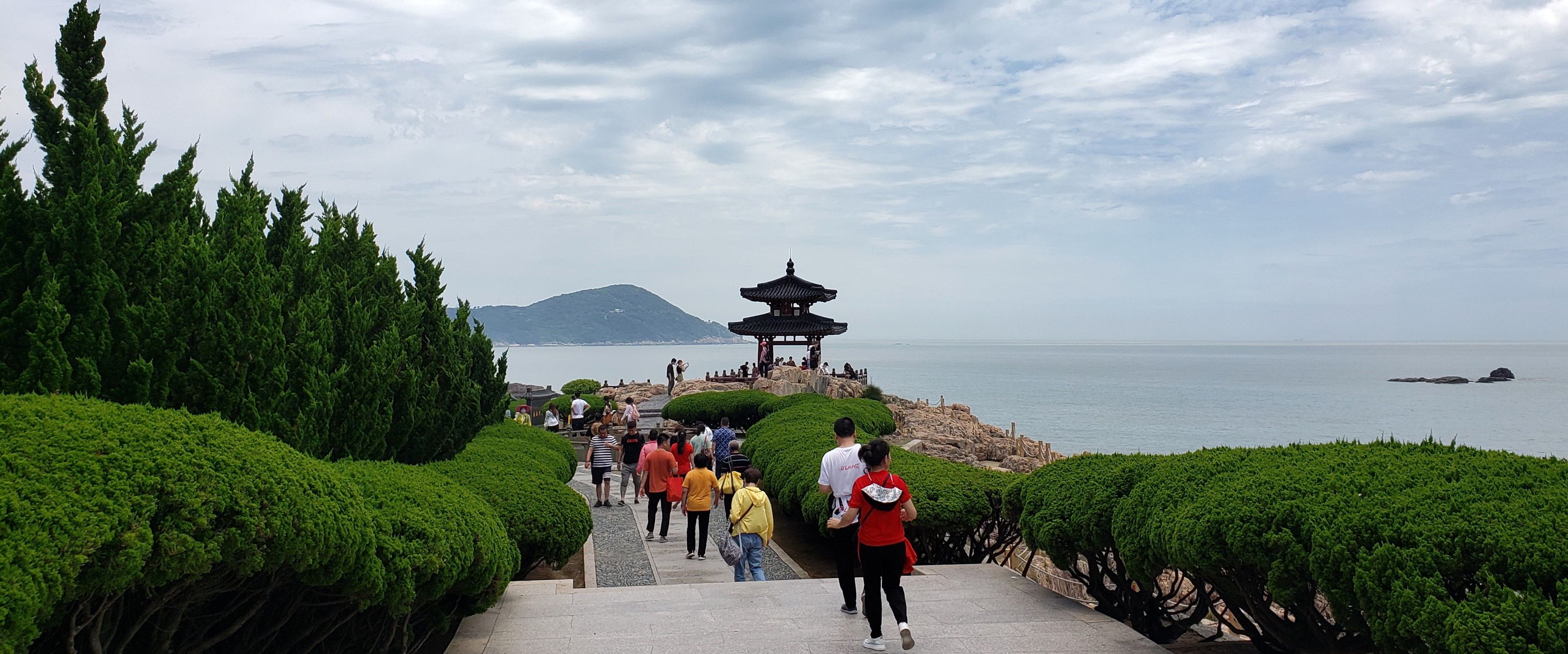 One of the Putuo Mountains: blue sky and white clouds, Jie Shi Cang sea ...