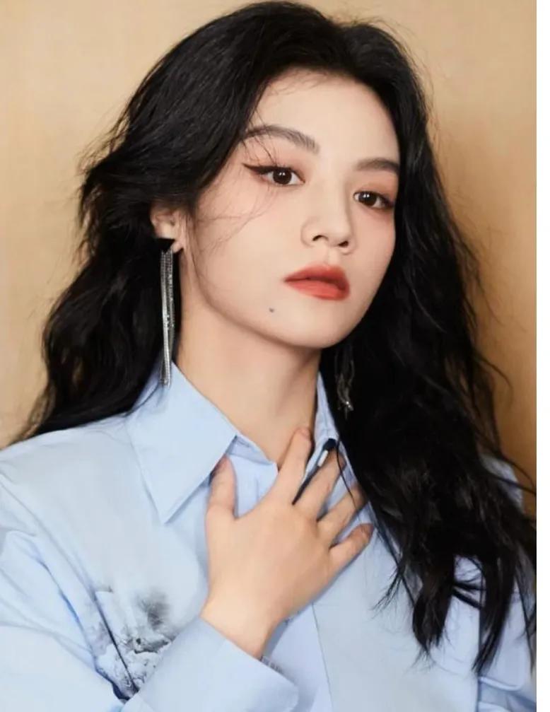 Big eyes and sharp chins have fallen out of favor!Now the "broad face ...