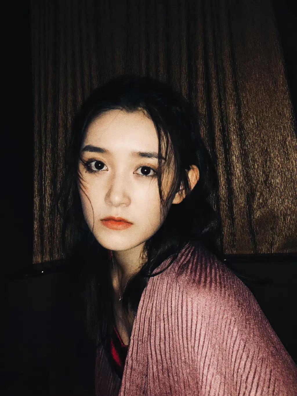 Jiang Yiyi's eye-catching and playful photo - iNEWS