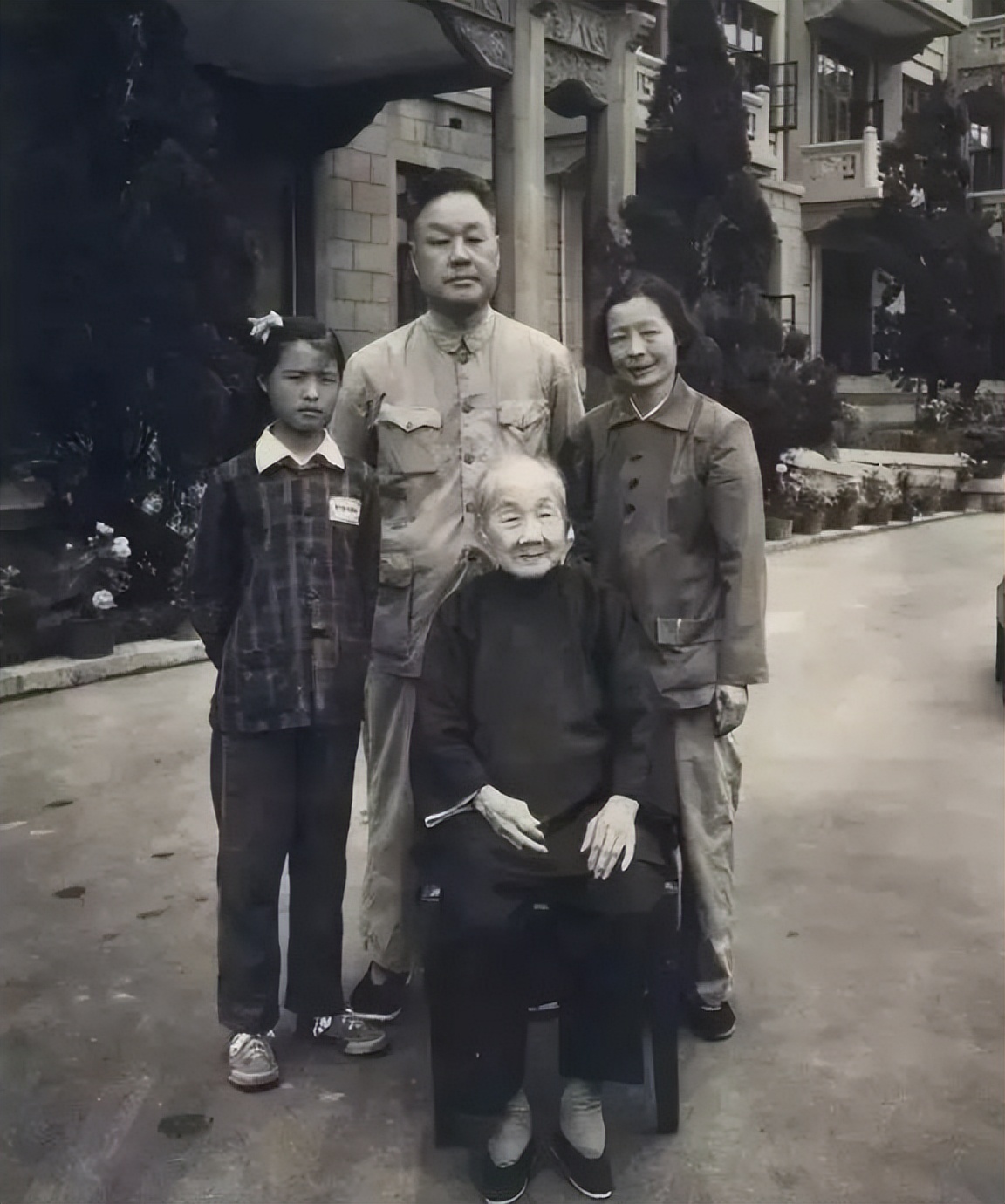 On the day of Yang Kaihui's funeral in 1930, Mao Anlong climbed to the ...