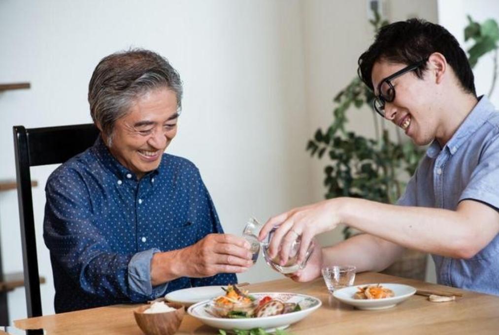 What is the meaning of the etiquette of "knocking on the table" when ...