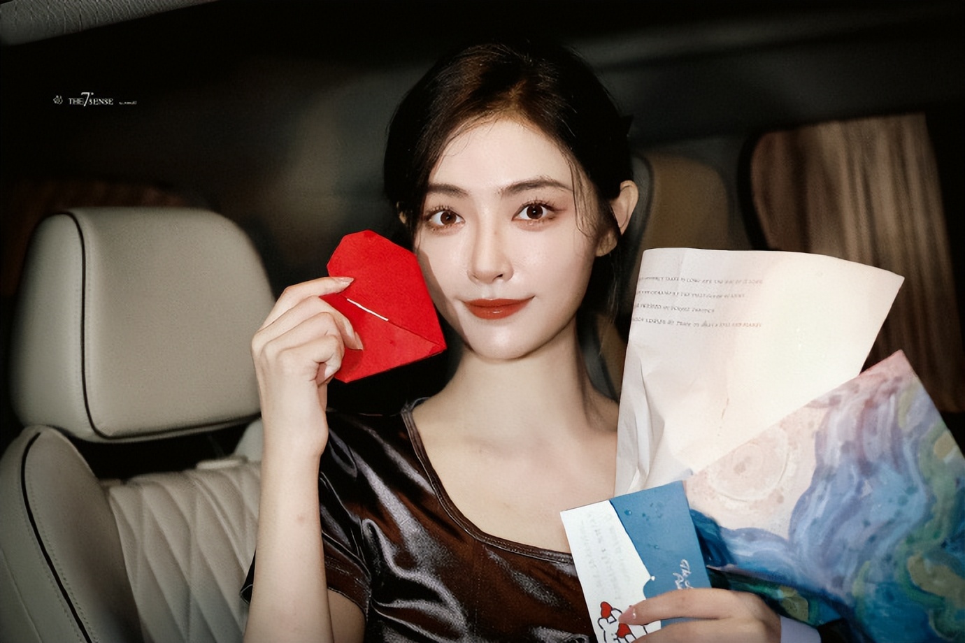 Xu Jiaqi's looks are underestimated, and the silver leather skirt is a real beauty! - iMedia