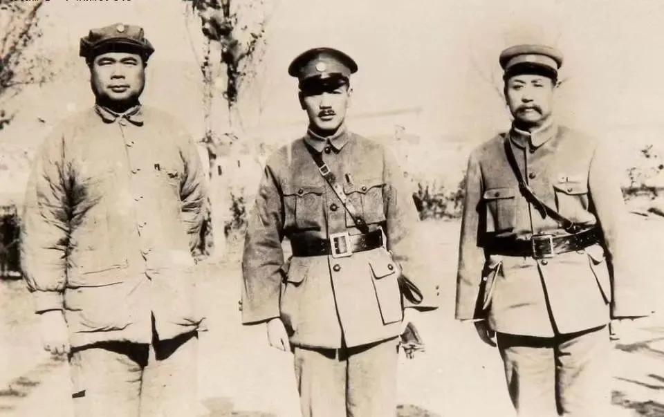 Chiang Kai-shek took a rare group photo with the generals of the ...