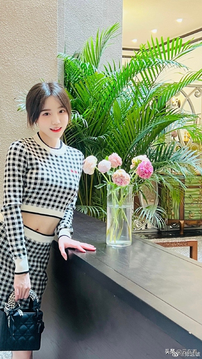 Appreciate the charming and beautiful photos of the beautiful lady ...