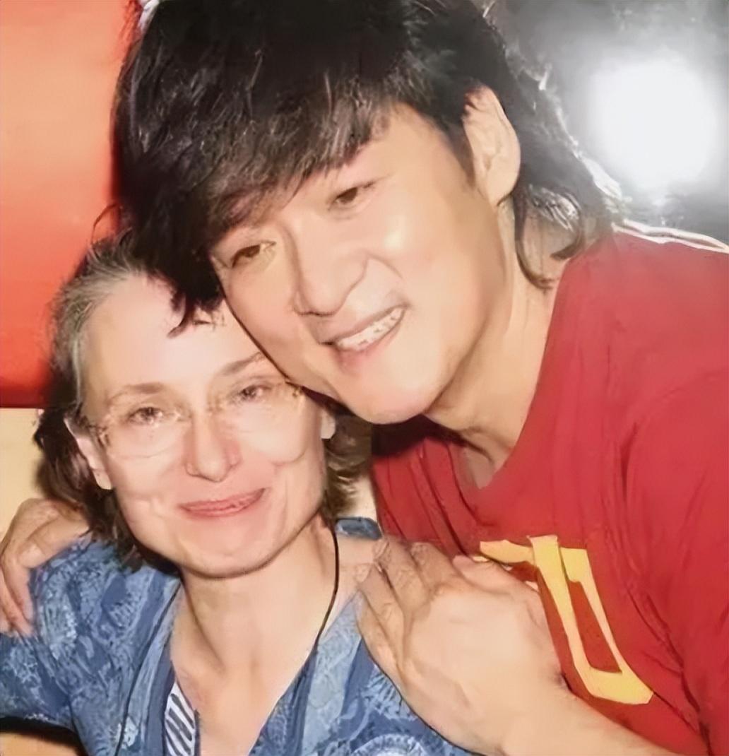 62-year-old Zhou Huajian appeared in Japan, his foreign wife has white ...