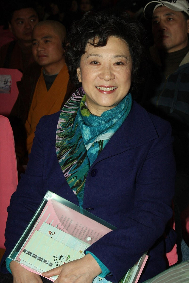 Silk scarves are old-fashioned and fancy?Older women are all dressed ...